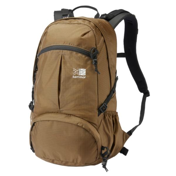 通気性の高いバックパネルを持ち、内部のジッパーで本体を上下2分割にできる構造。シンプルなデザインながらもポールキャリアやチェストストラップなど豊富な装備でデイハイクから日常使いまで幅広く対応。落ち着いた色味は山帰りの電車や街だけではなく、日...