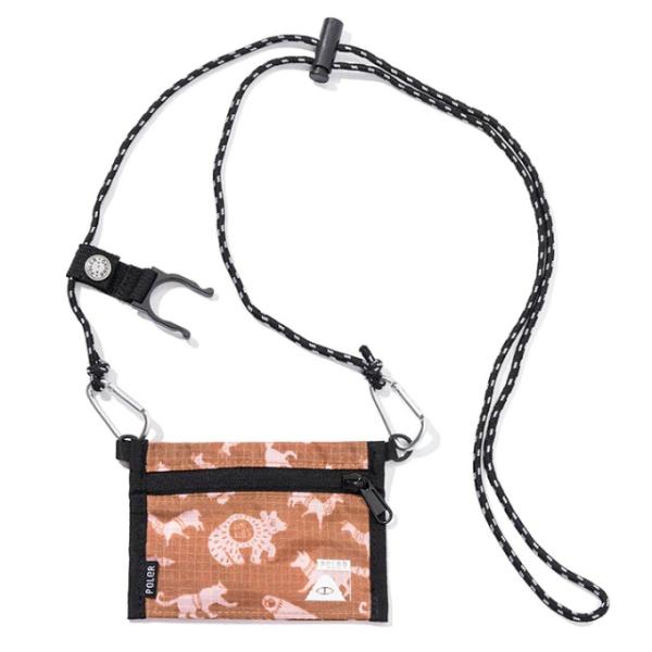 一見すると小銭入れだが、ドリンクの缶やボトルを入れて持ち運ぶことができるユニークなポーチ。長めのボトルも専用のストッパーがあるので安心して使えます。フェスなどのドリンクが手放せないシーンにピッタリ。■カラー：BROWN■サイズ：幅/10cm...