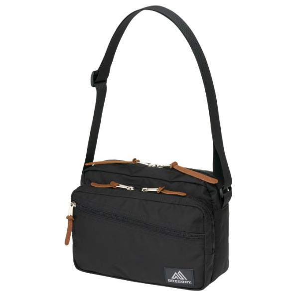 多彩なポケットを備えるユーティリティーショルダーSはちょっとしたお出かけや旅行などの強い味方です。見た目はシンプルながら収納性が高いのでいろいろなものを効率的に収納できます。これ一つ持っていればいろいろなシーンで活躍することでしょう。■カラ...