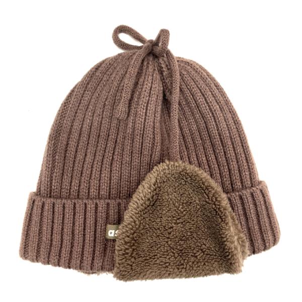 撥水のアクリル糸を使用しふかふかの耳当てが付いたニットキャップです。■カラー：ブラウン■サイズ：54-56cm ( 7-10歳 )■素材：撥水アクリル100%■特長：・撥水のアクリル糸を使用したシンプルなケーブル編みのふかふかの耳当てが付い...