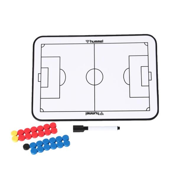 ベンチ周りで使いやすいA4サイズのサッカー用タクティクスボード。フルーコートとハーフコートの両面印刷仕様。■サイズ：フリー■原産国：中国■素材：合成樹脂検索ワード：作戦ボード フォーメーション確認ボード サッカー用品 サッカー フットサル