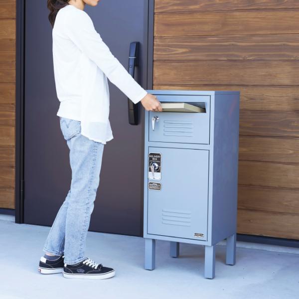 ※年末年始の期間中にご注文された商品は、1月中旬以降のお届けとなります。ロッカーをモチーフにした宅配ボックス付ポスト■カラー：ベージュ、ブルーグレー■サイズ：36Wx39Lx90Hcm■投函口サイズ：27.5W×4Hcm■ポスト取出口サイズ...