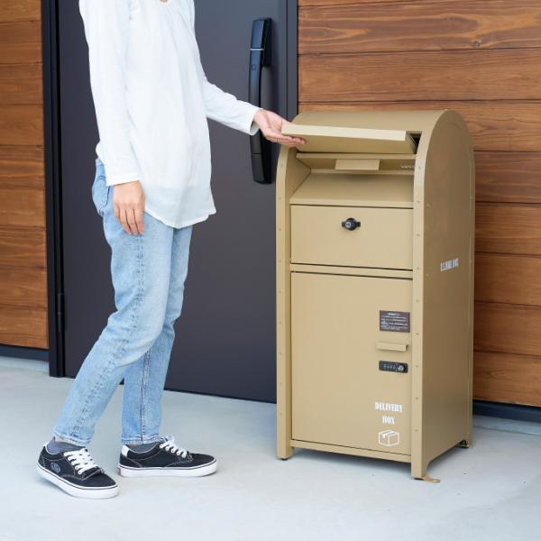 アメリカの公共用ポストをモチーフにした宅配ボックス付ポストレトロなかわいさそのままに、より使い易く、耐久性もアップして新登場■カラー：グレーキャメル■サイズ：40Wx36.5Lx90.5Hcm■メール投函口サイズ：32W×7Hcm■メールボ...