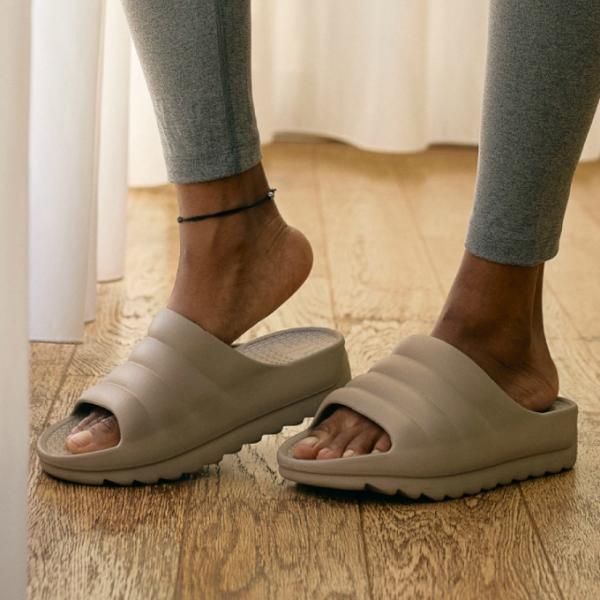 TELICの機能はそのままに、シャークソールに進化。ソールの厚さもグレードアップさせつつ、転倒軽減のために、末広がりに設計したことで安定感も高めました。■カラー：CORK BROWN■サイズ：23.5(S)、24.5(M)、25.5(ML)...