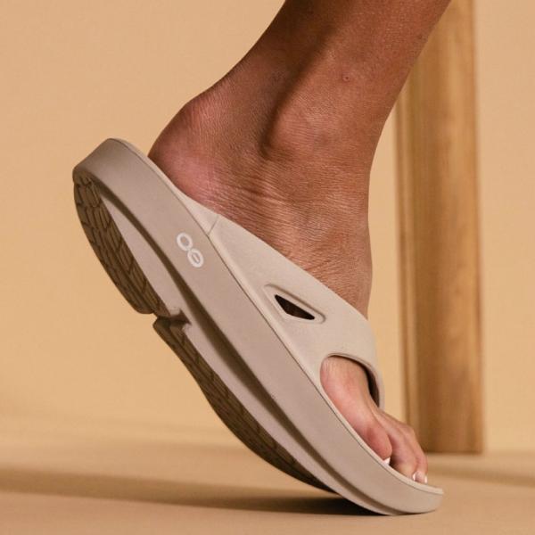 OOFOSの中で一番の定番モデル、シンプルなトングタイプのOoriginal。リカバリーシューズのパイオニアOOFOS。OOFOS製品に使われている特殊素材OOfoamは、前進力を生む事を目的とした一般的なEVA素材のミッドソールと異なり、...