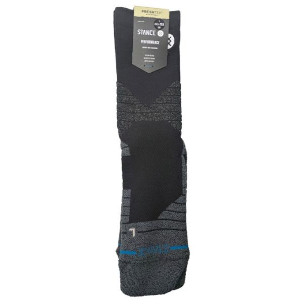 かかとやつま先にはシームレス設計を施し、こすれが気になる足首にはクッションパッドを配すなど、足に負担のかかるバスケットの動きを科学的に分析しパフォーマンス中の快適性を追及しました。素材には、スタンス独自の『フレッシュテック（FEEL360）...