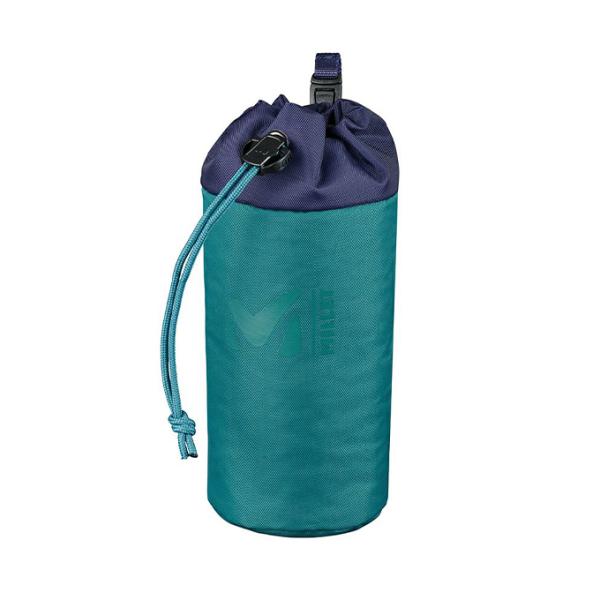 500MLのボトルが収納可能なボトルケース。上部のストラップによってカラビナなどを使わないでバックパックに外付けできます。落下防止のためのドローコード、背面にハンドル付き。 素材は超軽量かつ引裂きや摩擦に強いリップストップナイロン素材を使用...