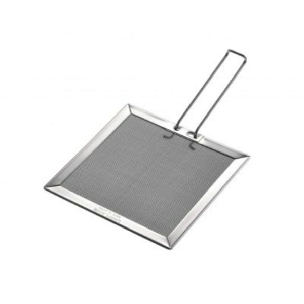 シングルバーナーの炎を柔らかな赤外線の熱に変換とろ火使用ができます。クッカーを置く際の安定板・滑り止めとしても。■サイズ：約12×12cm※製品によって仕上りサイズに多少の誤差がありますのでご了承下さい。■重量：約57g■素材：ハンドル、枠...