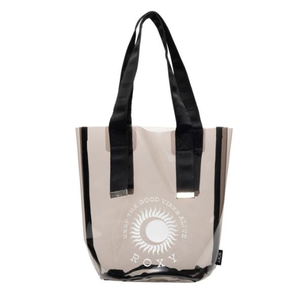 PVC素材を使ったバケツ型のクリアバッグ。程よいサイズ感で使い勝手も抜群です。透け感はありますが中身は見えにくいので、安心して使用できます。ハンドルのテープ先に金具をつけてアクセントにしました。センターにあしらった大きなロゴがポイントです。...