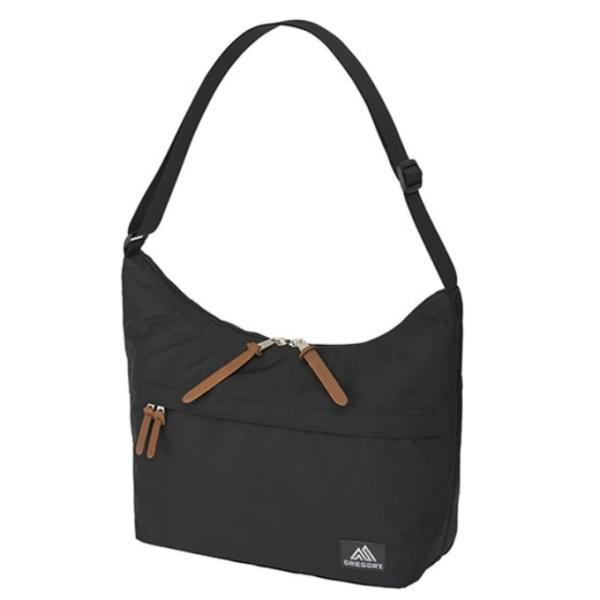 トップに大きな開口部を持つカジュアルなショルダーバッグです。フロントと内部にはジッパーポケット、背面にはスナップ付きポケットが配置されているので収納性は抜群です。■カラー：ブラック■サイズ：39H×33W×16Dcm■容量：16L■重量：3...