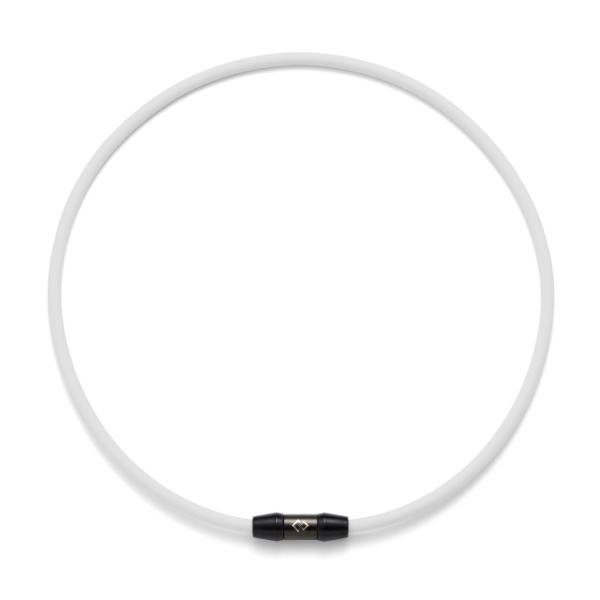 スポーツシーンをイメージした「コラントッテSPORTS」ブランドの磁気ネックレス。動きを妨げないシンプルな形状で、スポーツ時にも着用しやすい軽量タイプです。■カラー：WH/BK ( ホワイト×ブラック )■サイズ：L ( 長さ/51cm、幅...