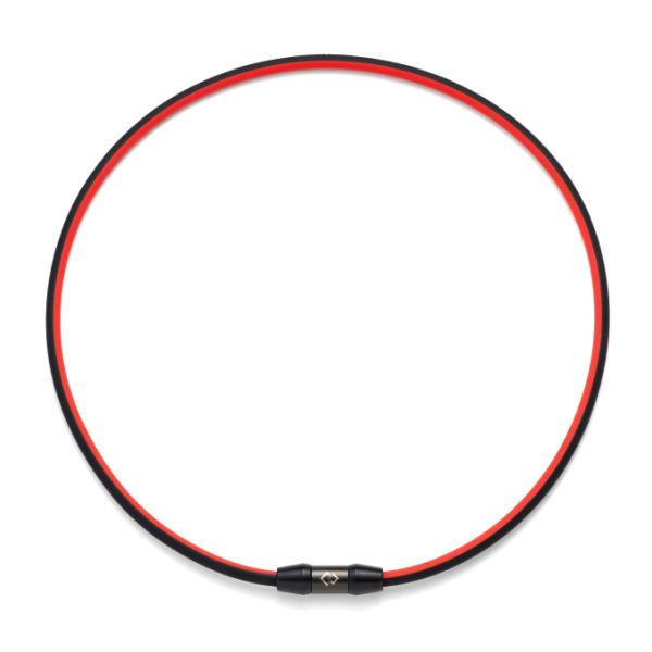 スポーツシーンをイメージした「コラントッテSPORTS」ブランドの磁気ネックレス。動きを妨げないシンプルな形状で、スポーツ時にも着用しやすい軽量タイプです。■カラー：RD/BK ( レッド×ブラック )■サイズ：M ( 長さ/47cm、幅/...