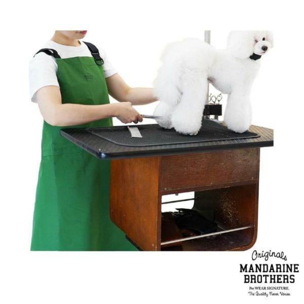 シンプルで機能的！毛がつきにくい防水生地を使用した愛犬のシャンプーや水遊びにもおすすめのトリマーエプロン。「235g」と軽量。 ※完全防水ではございません。■カラー：GREEN、LATTE、NAVY、RED■サイズ：F(幅/44、奥行/、高...