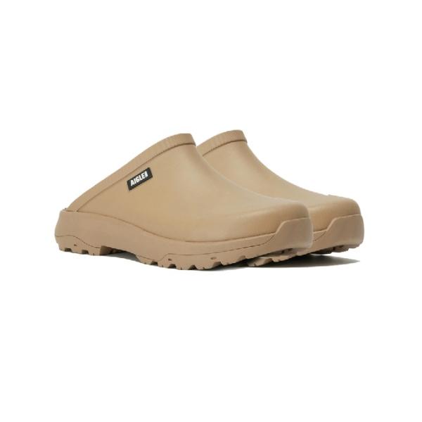 脱ぎ履きが容易なオープンタイプのクロッグは、ワンマイルコーデや、ベランダや庭を行き来するガーデニング作業、また、キャンプサイトでの着用にも最適です。ラバーソールは耐久性とグリップ力を発揮し、コルクインソールは快適な履き心地を提供。つま先にボ...
