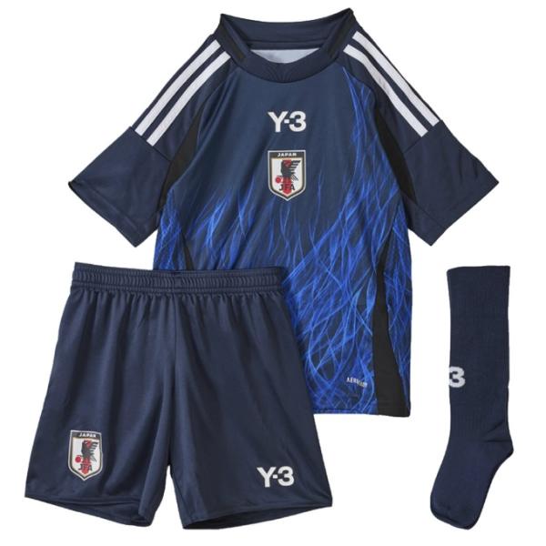 Y-3が手掛けた、リサイクル素材を一部使用した日本代表ユニフォームキッズ用キット。日本代表チームが一つの炎になって力強く燃え上がる。ホームカラーのブルーをベースに、日本の力強さを映し出すかのような、うねりを上げて燃え上がるハンドペイントの炎...