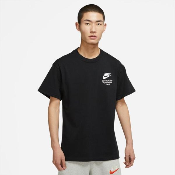 ナイキ スポーツウェア Tシャツは、厚手のコットンジャージーとMax90のシルエットにより、特別な構造とデザインを実現。 NBAのプレーヤーとスタッフのためにデザインされた入手困難なアパレルをイメージしたプリントディテールをあしらっています...