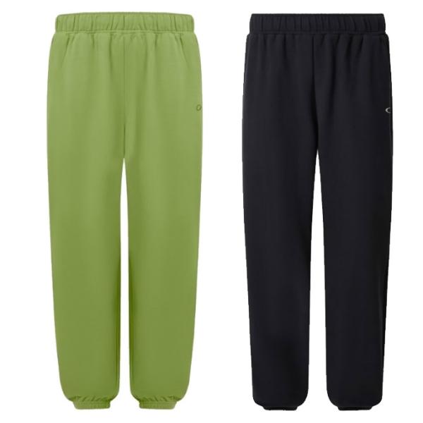 このフリースパンツは、フレンチテリー生地を使用し、快適な着用感を提供します。ゴム入りのウエストバンドにはドローコードが付いており、調節可能なフィット感を提供します。サイドポケットが付いており、小物や手のひらを温めるのに便利です。左脚にはオー...