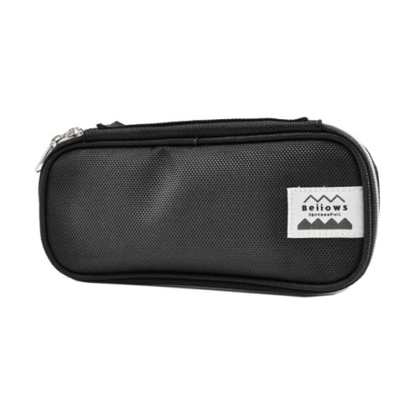 ジャバラ式ホルダーに機能的な仕様を取り入れて、より便利にお使いいただけます■カラー：ブラック■サイズ：縦/90mm、横/210mm、高さ/60mmジャバラ式ホルダー／約縦180×横285×厚み3mm■素材：ポリエステル検索ワード：バッグ か...