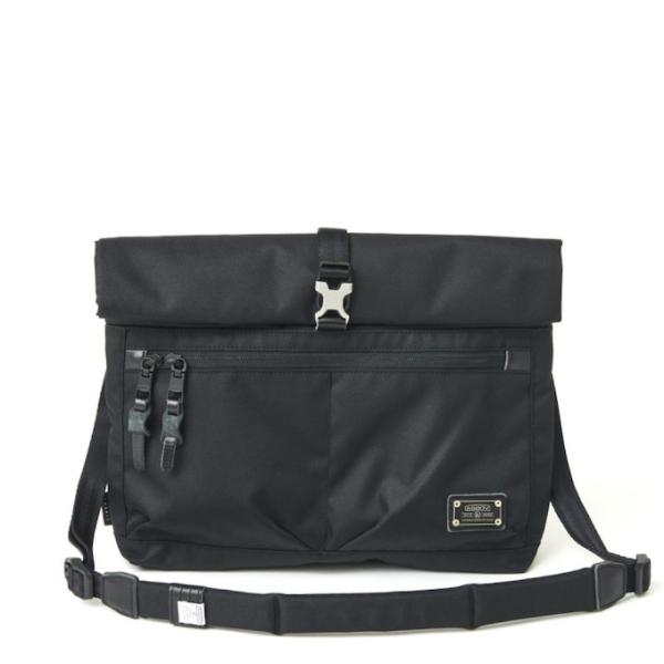 上部がロールトップになっており、背面には本体貫通ファスナーが付いております。前ポケット・背面共にファスナーは ダブルZIP になっており右開け、左開けどちらでも対応できるようになっており、ショルダーパッドは体になじみやすくする為ステッチを入...