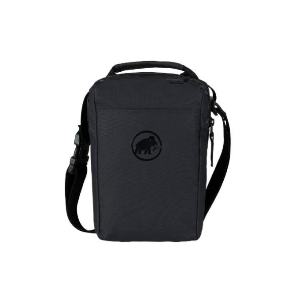 ショルダーバッグとしても使用できるストラップ付きの縦型ポーチ。■カラー：BK/0001 ( black )■容量：2L■サイズ：幅/17.0cm、高さ/27.0cm、マチ/4.7cm、持ち手/15.0cm、ショルダー部分/65.5〜118....
