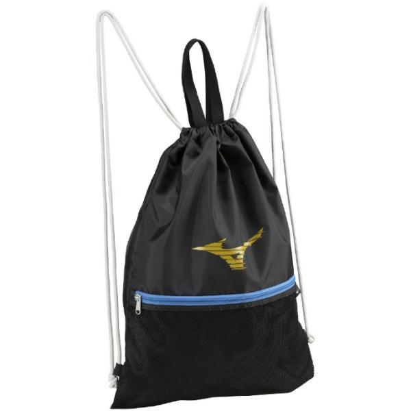 多彩な用途で使用可能な限定マルチケース。■カラー：95/ブラック×ゴールド■サイズ：L39×H50cm■原産国：ベトナム製■素材・製法：ポリエステル（裏加工PU）■製品質量：約140g■その他機能：・正面にファスナー付きメッシュポケット 。...