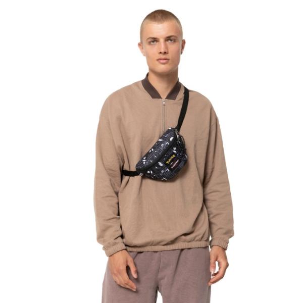 このアイコニックなバンバッグで、ポケモンの冒険にレトロなタッチを加えよう。ポケモンブラックのSPRINGERは、メインコンパートメントと必需品を収納できるジップ付きバックポケットが特徴。■カラー：BLACK■サイズ(実寸サイズ)：16.5c...