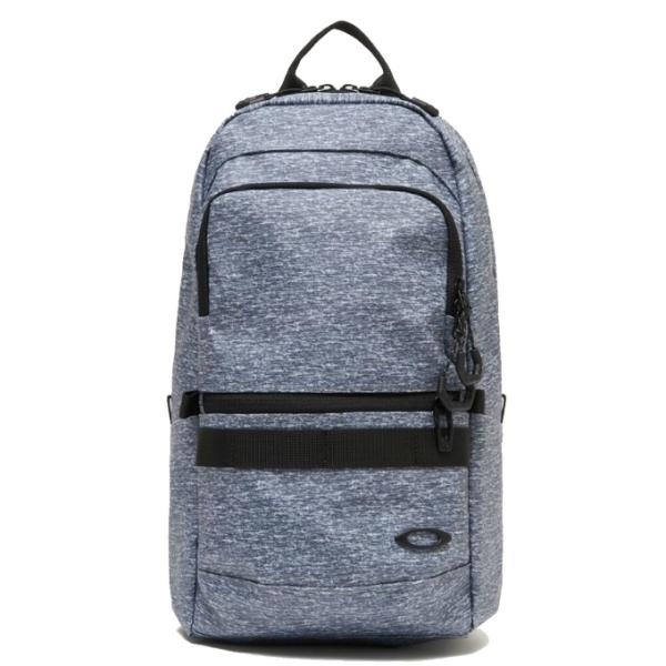 縦型の大型スリングバッグ。右肩、左肩、どちらのタイプでも背負いやすく取り出しやすい構造。耐久性、耐水性に優れたコーティングのポリエステル素材を採用。メインとフロント収納が分かれており機能性を向上させる。夜間の視認性を上げるリフレクター引手な...