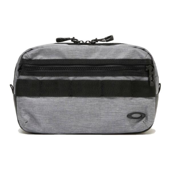 撥水加工を施した耐久性の高いポリエステル素材を採用したウエストバッグ。財布、アイウェア、携帯など身の回りの小物を便利に収納出来る小型サイズ。ワンポイントのフロントロゴ。■カラー：262■素材：ポリエステル100％■原産国：ベトナム※商品画像...