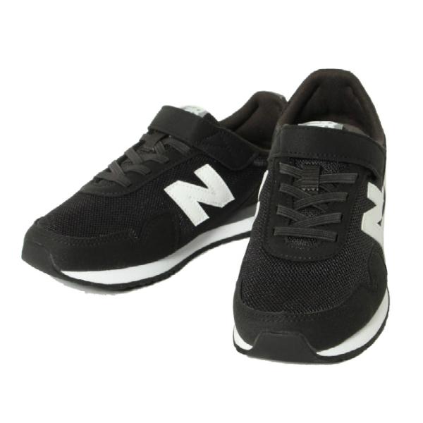 LIFESTYLEの人気シューズ「323」のKIDSモデルが新登場。1970年代のスリム＆ロープロファイルなランニングスタイルを、脱ぎ履きしやすい一本面ファスナーとゴムシューレースで仕上げました。少し厚みのあるミッドソールはフレアなデザイン...