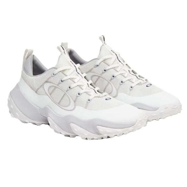 様々な地形でも優れたグリップ性能を発揮するスパイクレスPODトラクションシステムを採用したゴルフシューズ。 PODトラクションシステムとは通常のスパイクとは異なり、ソールに一定間隔で配置された小さな突起（ポッド）がグリップ力を発揮しより快適...