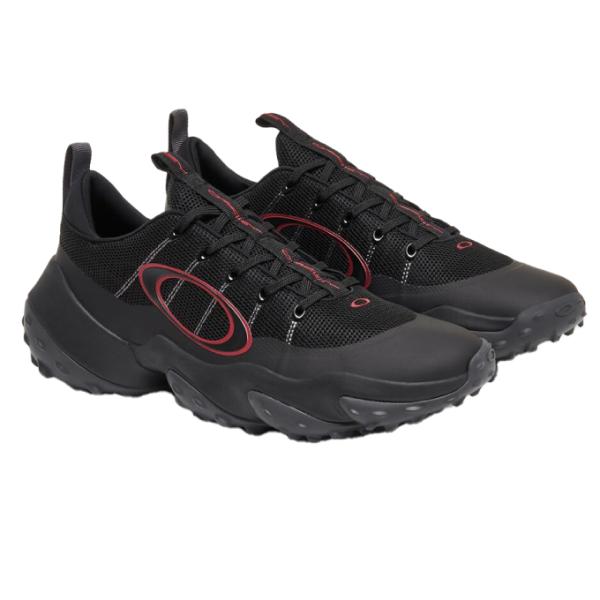 様々な地形でも優れたグリップ性能を発揮するスパイクレスPODトラクションシステムを採用したゴルフシューズ。 PODトラクションシステムとは通常のスパイクとは異なり、ソールに一定間隔で配置された小さな突起（ポッド）がグリップ力を発揮しより快適...