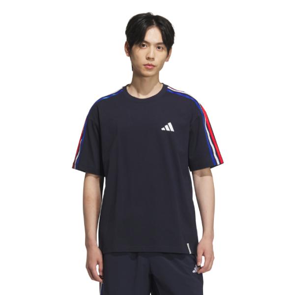 リラックス感のあるこのルーズフィットTシャツを身に纏えば、すぐにチルモードに。友だちとぶらぶらするときも、家でくつろぐときも、ソフトなシングルジャージーファブリックだから快適な着心地が味わえる。袖のスリーストライプスが、クラシックなタッチを...