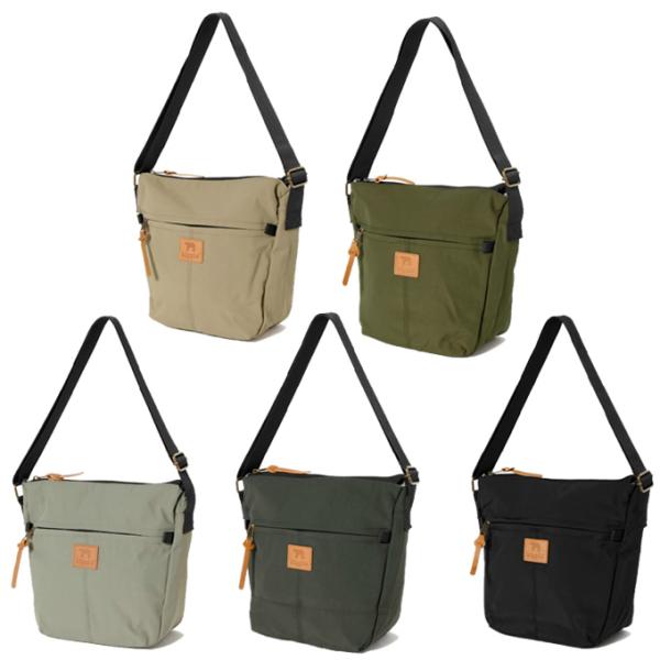 大きすぎず小さすぎず、長財布やペットボトル、ポーチなど、一日のお出かけの荷物を収納可能です。内側にはボトルホルダーが付いていて、600mlサイズのペットボトルや折り畳み傘を倒さずに縦に収納可能です。逆台形型で開口部が広くなっているので、荷物...