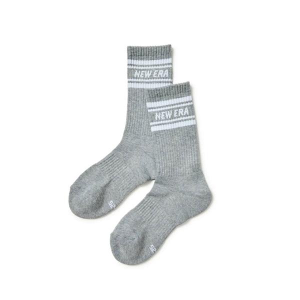 ニューエラロゴをジャカードで表現した3ペアソックス。ふくらはぎの真ん中にかかるクルー丈です。■カラー：GY/LINE(グレー)■サイズ：21-23cm、23-25cm、25-27cm、27-29cm■素材：ポリエステル、コットン、ポリウレタ...