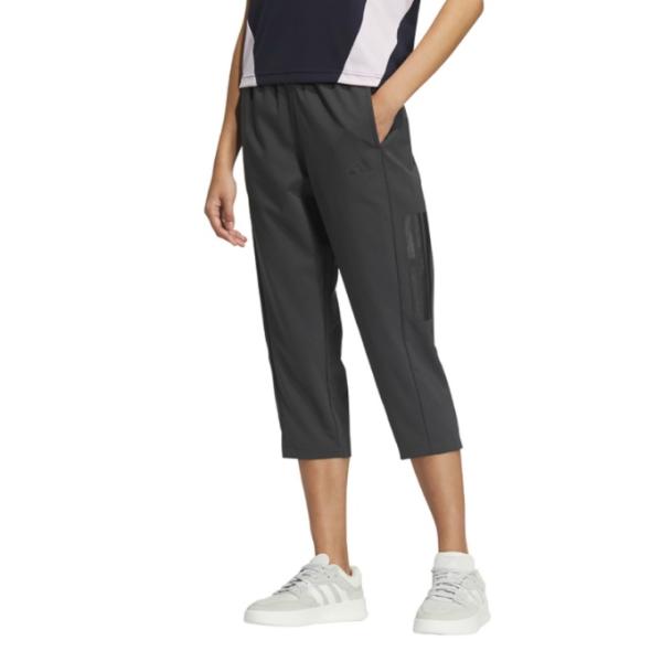 リサイクル素材で作られた、アディダススタイルの軽量カプリパンツ。■カラー：DGY(JP0021/CARBON)■サイズ(cm)：S ( ウェスト/62 - 64、ヒップ/83 - 86、股下/53 )M ( ウェスト/65 - 68、ヒップ...