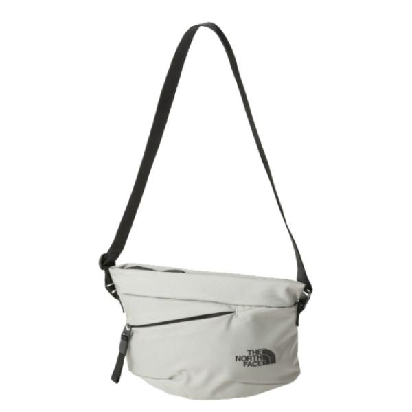 落ち着いたスタイルを演出するマットな質感の小型ショルダー（容量2L）です。素材には、高い強度と軽さを両立した840デニールのジュニアバリスティックナイロンを採用しています。フロントにファスナー付きポケット、背面にスリットポケットを装備。ソリ...