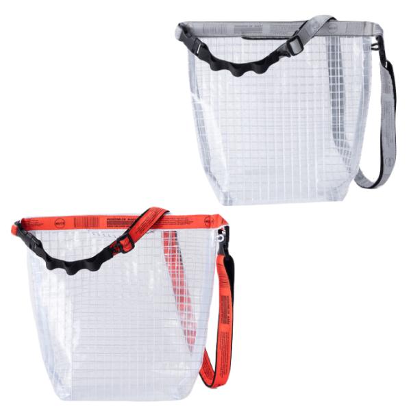 WEEKEND(ER)では定番の透明の塩化ビニールにポリエチレンの糸を格子状に入れた素材を使用したシリーズ。定番のロールトップ式ケースの2Lサイズ。ショルダースラップ付きで、手持ち・斜め掛けと持ち方を変えられる便利なデザイン。街使いはもちろ...