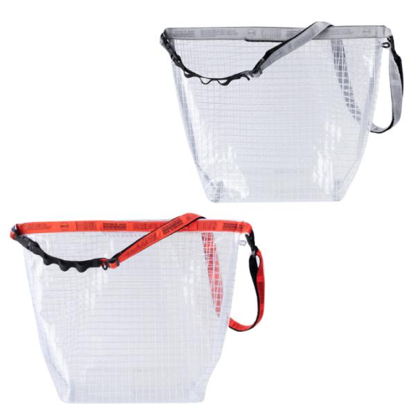 WEEKEND(ER)では定番の透明の塩化ビニールにポリエチレンの糸を格子状に入れた素材を使用したシリーズ。定番のロールトップ式ケースの4Lサイズ。ショルダースラップ付きで、手持ち・斜め掛けと持ち方を変えられる便利なデザイン。街使いはもちろ...