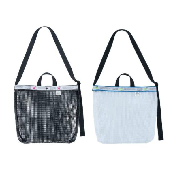 [WEEKENDER] LARGE MESH bagポリエステルの糸を塩ビ素材でコーテイングした大きな網目が印象的なシリーズ。トートバッグは長さ調節可能なストラップと、手持ち用の短いハンドル付き。スタイルに合わせて持ち方を変えられる便利なト...