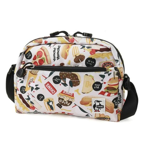 軽やかなお出かけにぴったり、大人気アイテムを一回り小さくしたミニショルダーバッグ■カラー：FAST FOOD■サイズ：H 17 X W 24 X D 5.5cm※製品によって仕上りサイズに多少の誤差がありますのでご了承下さいませ。■素材：R...