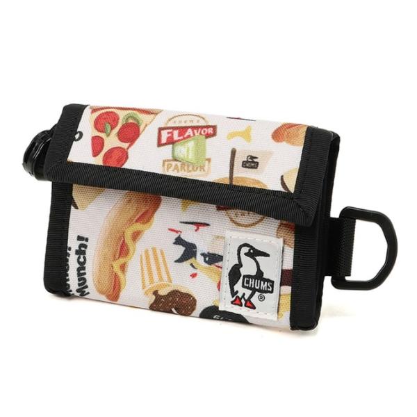 日常使いにも、荷物を軽くしたい旅行や登山にもオススメ、小さなバッグにも入れやすいコンパクト財布■カラー：FAST FOOD■サイズ：H 10.5 X W 8 X D 2cm■素材：RENU Recycle Polyester 100%■原産...