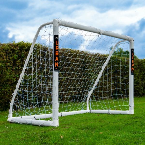 家庭やクラブで使える本格派UPVCサッカーゴール。全天候対応。■サイズ：約183cm x 122cm（6ft x 4ft）※製品によって仕上りサイズに多少の誤差がありますのでご了承下さいませ。■重量：約5kg■パッケージ内容：ゴール、ネット...