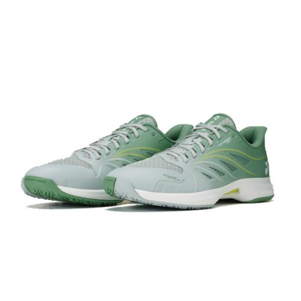 母指球まで繋がるカーボンが3次元の鋭い蹴り出しを生む、ヨネックス最軽量モデル■カラー：GRPLG ( グレー/ペールグリーン )■サイズ：22.5〜29.0cm■素材：アッパー/合成繊維+合成樹脂ミッドソール/合成樹脂アウトソール/ゴム底■...