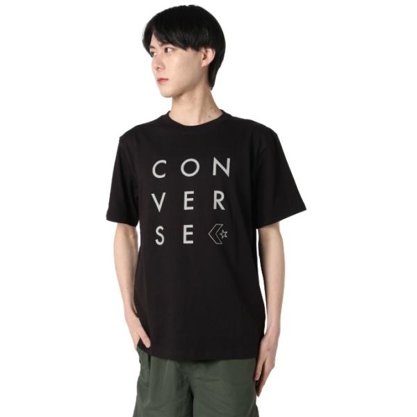 中肉で汎用性の高いコットン天竺を使用したグラフィックTシャツ。細く角のあるフォントをバランスよく配置したデザインをフロントにプリント。 ■カラー：BK■サイズ： M(着丈/67cm、肩幅/47cm、身幅/54cm、裄丈/46cm)L(着丈/...