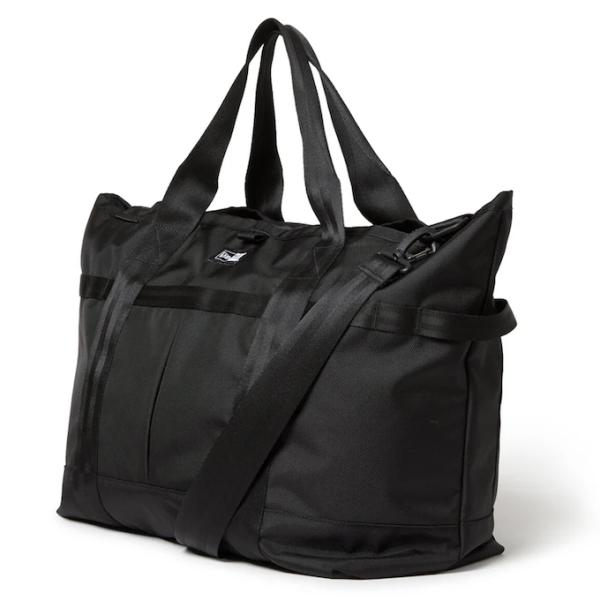 大容量を活かすよう、メイン収納部に間仕切りを設けず汎用性を高めた大型のトートバッグ。■カラー：BLK ( ブラック )■サイズ：One Size ( 高さ/約395mm、幅/約480mm、奥行/約220mm )※製品によって仕上りサイズに多...