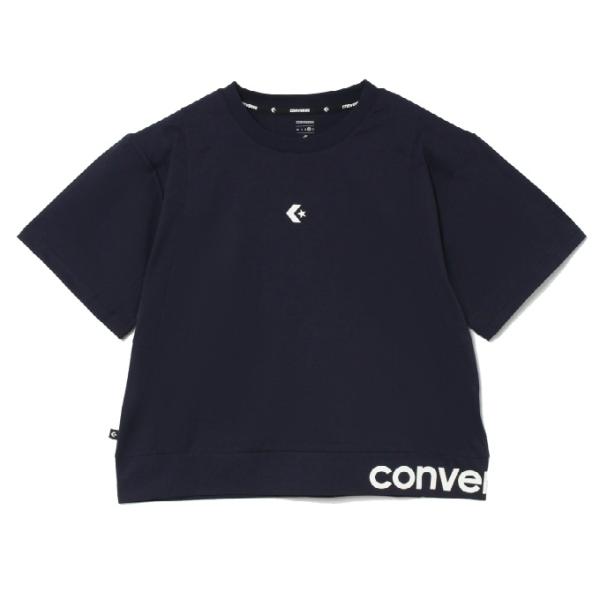 表面感があり肌離れの良い生地を使用したTシャツ。速乾性を持った機能的な素材を採用。クロップド丈で裾にはconverseのプリント。■カラー：NV■サイズ：M( 着丈/48cm、身幅/47cm、肩幅/40cm )L( 着丈/50cm、身幅/4...
