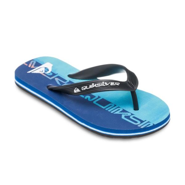お子様の足元に個性を与えるグラフィックと、サイドウォールのピンラインがポイントのユースサイズのビーチサンダル。QUIKSILVERロゴ入りのストラップには、足への負担が少ない柔軟なシンセティックラバーを使用。滑りにくいフットベットや、トラク...