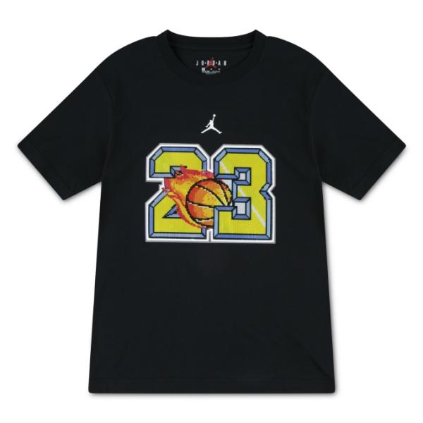 ジョーダンの背番号23を炎のようなグラフィックで表現したインパクトのあるデザインが目を引くTシャツ。スポーツシーンはもちろん、ストリートファッションの主役としても活躍する一枚です。■カラー：BLACK■サイズ：130 ( 身幅/39cm、着...