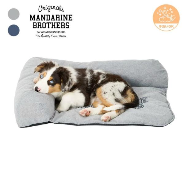 アゴのせが出来るヘッドレストタイプ。ソファーの上にもオススメ!段差がなく小型犬やシニア犬にもやさしい顎乗せベッド。チェーンステッチのロゴがポイントのカバーはクッションを外して洗えてお手入れ簡単。ふちのクッション部分の形状にもこだわり寝心地抜...