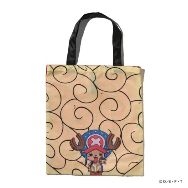 大人気TVアニメ『ONE PIECE』とのスペシャルコラボレーションアイテム。悪魔の実“ヒトヒトの実”デザインのトートバッグ。小さく折りたたみができA4サイズが収納可能■サイズ：横幅/37cm、高さ/42cm※製品によって仕上りサイズに多少...